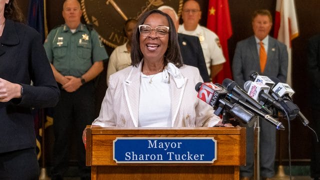 Fort Wayne mayor touts balanced budget proposal – Inside INdiana Business