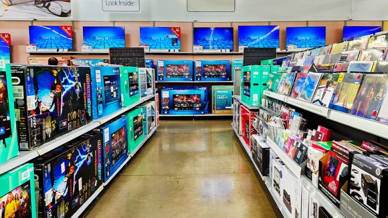 August consumer confidence dips with jobs, tariffs and high prices ...